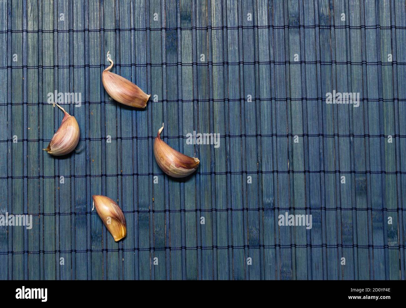 Four garlic cloves hi-res stock photography and images - Alamy