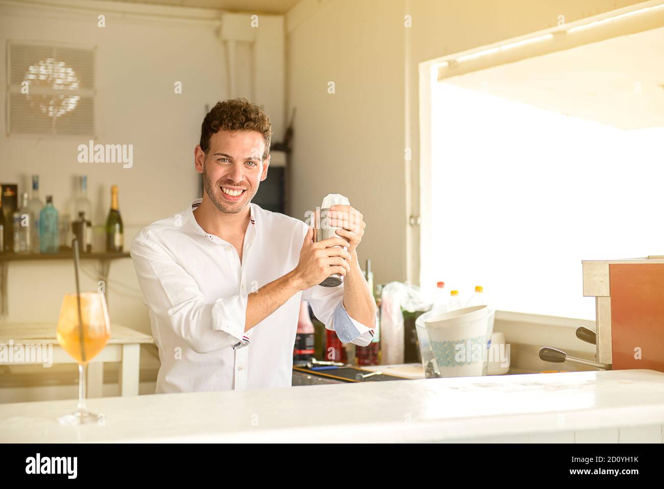 Male bartender beach hi-res stock photography and images - Alamy
