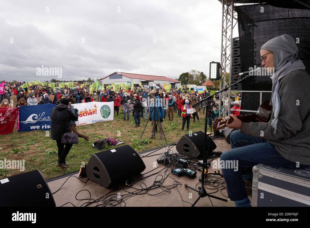 04 October 2020, Hessen, Homberg/Ohm: Singer "Findus" performs at the ...