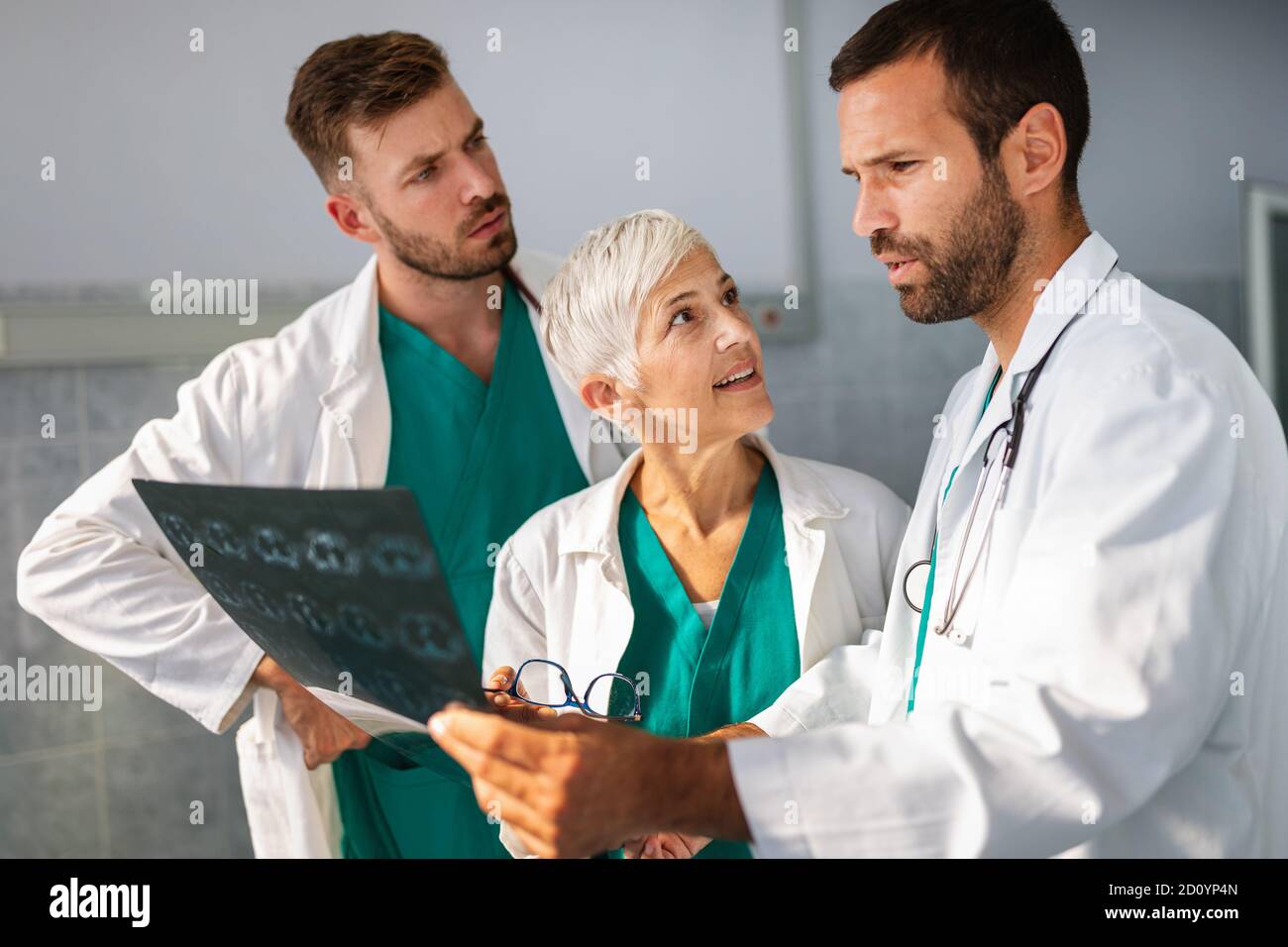 Medical team doctors checking on X-ray results in hospital Stock Photo ...