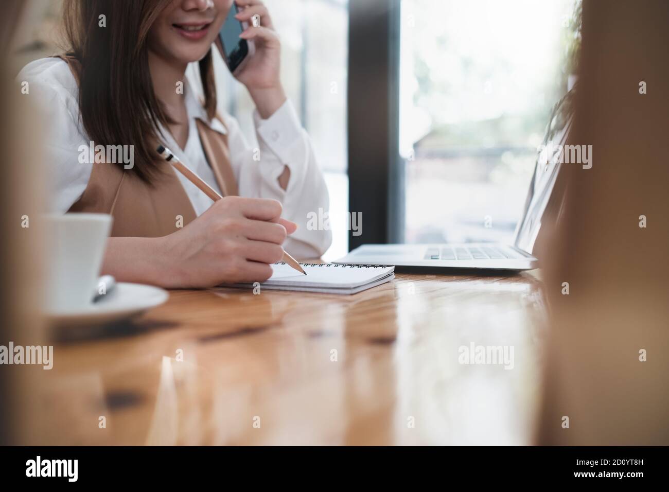 Portrait businesswoman taking note hi-res stock photography and images ...