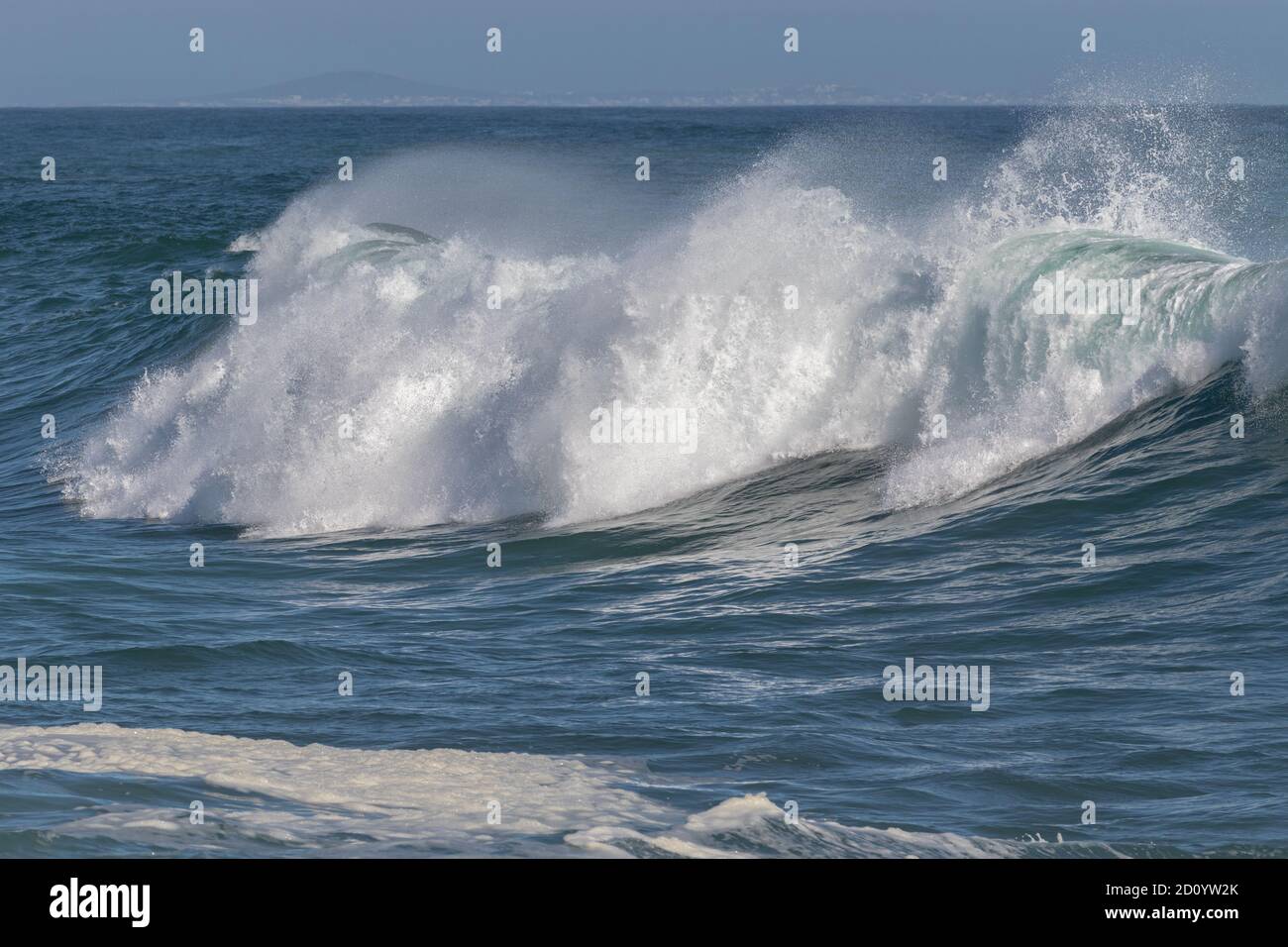 Foaming ocean waves rolling hi-res stock photography and images - Alamy