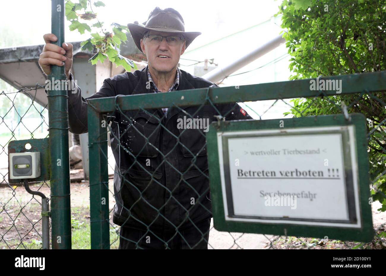 No outsiders sign hi-res stock photography and images - Alamy