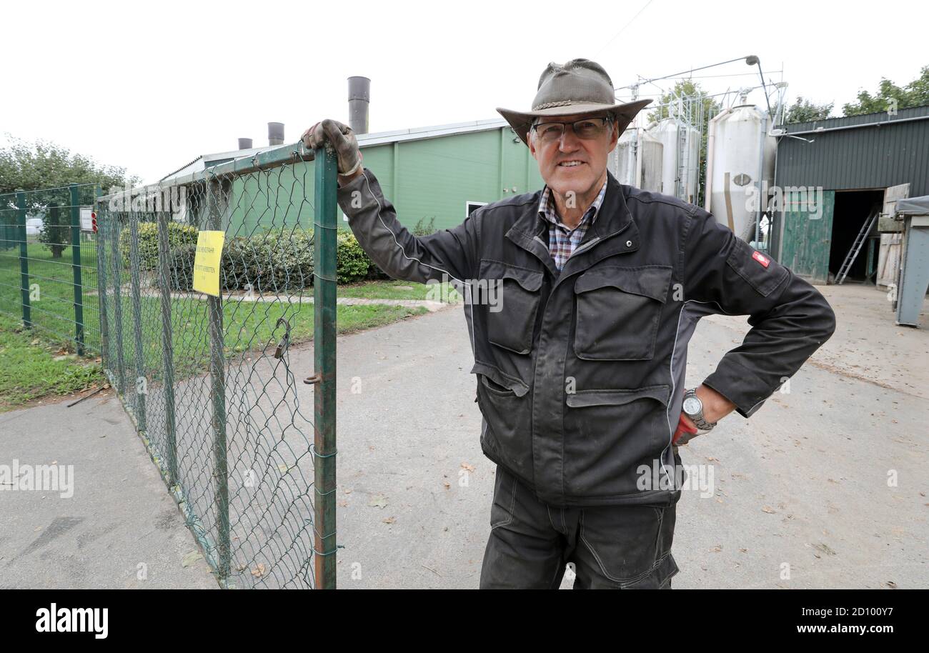 No outsiders sign hi-res stock photography and images - Alamy