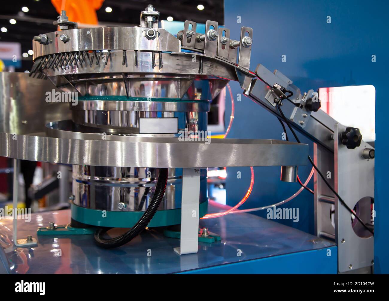 Bowl screw feeder to optical screw sorting machine. Industrial ...