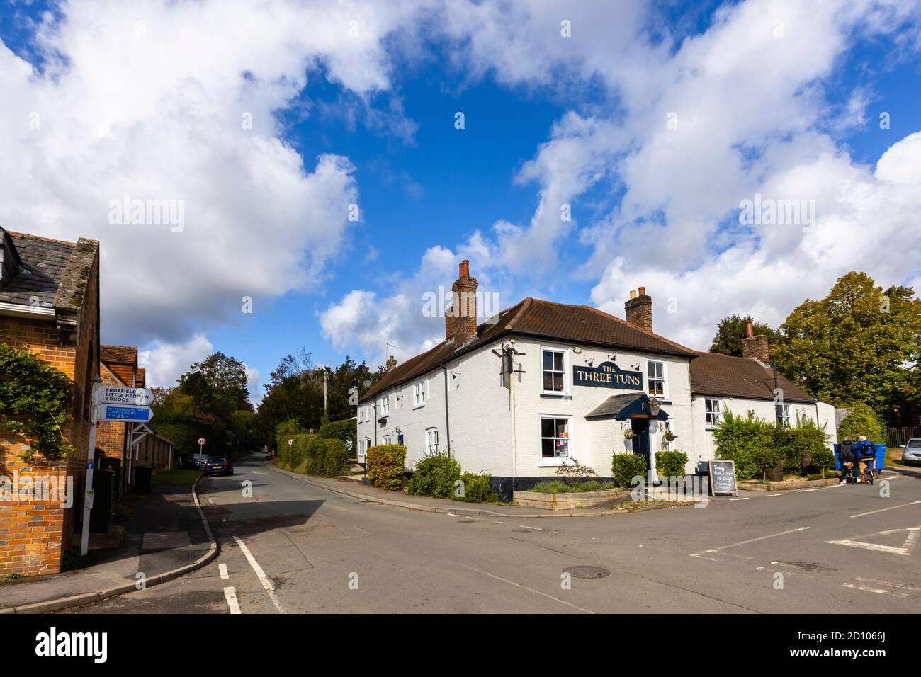 The three tuns great bedwyn hi-res stock photography and images - Alamy