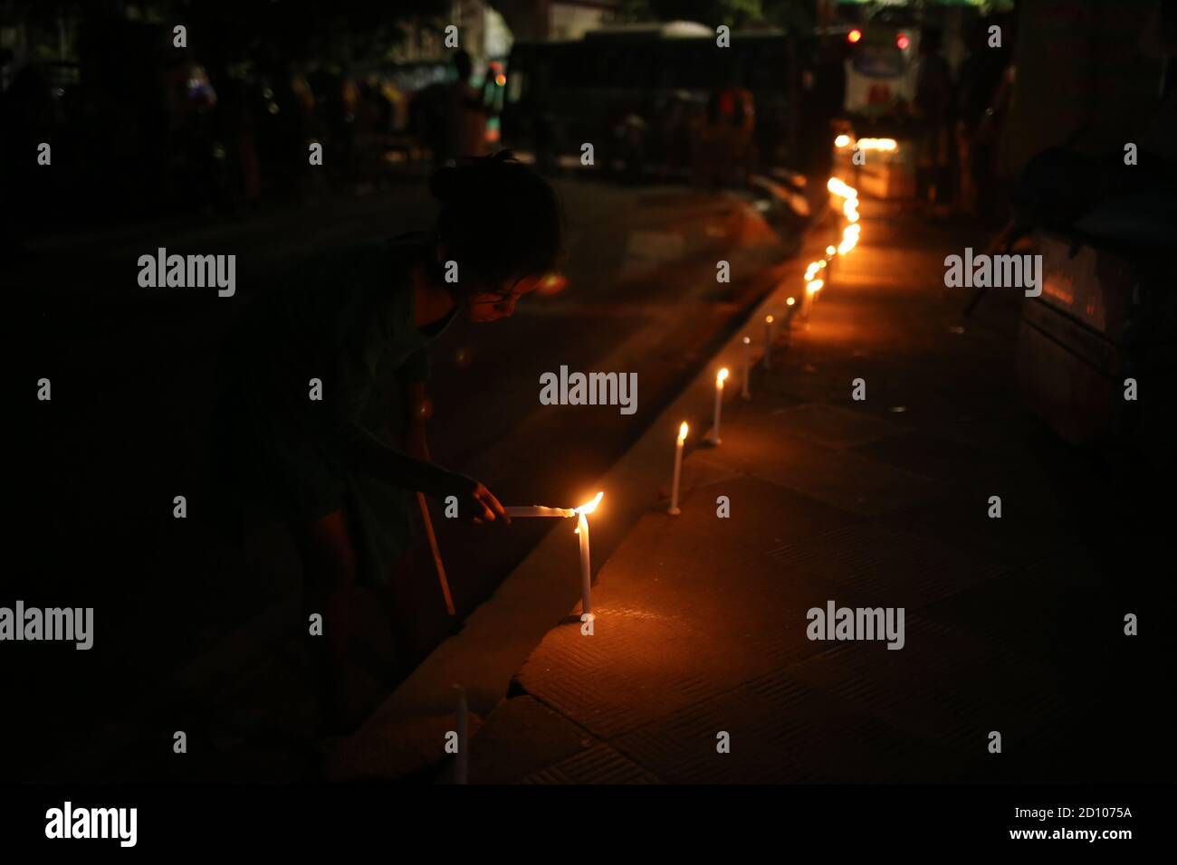 Dhaka, Dhaka, Bangladesh. 4th Oct, 2020. A street girl is lighting ...