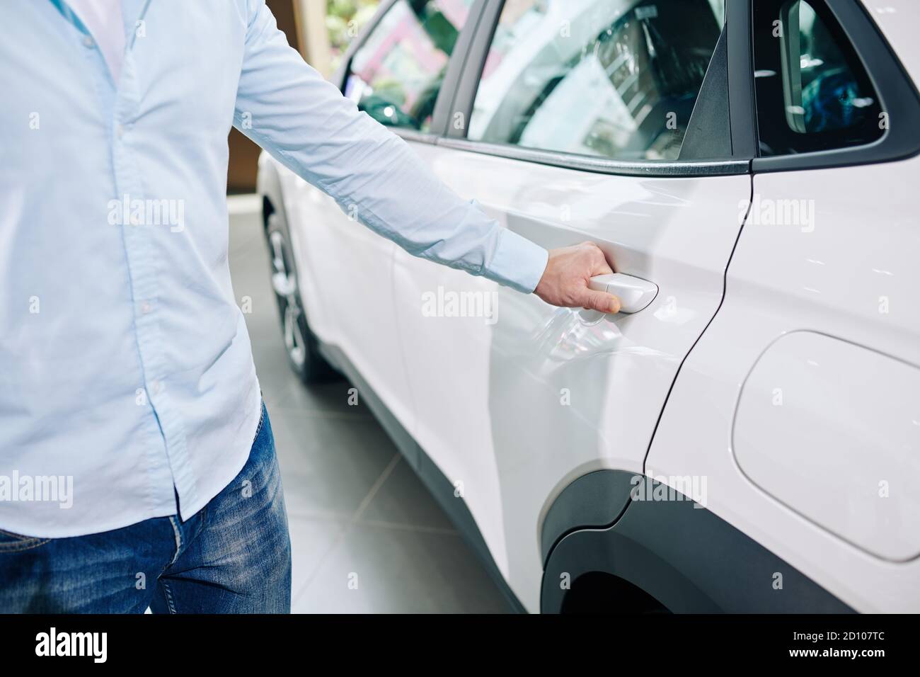 Opening back door of car Stock Photo - Alamy