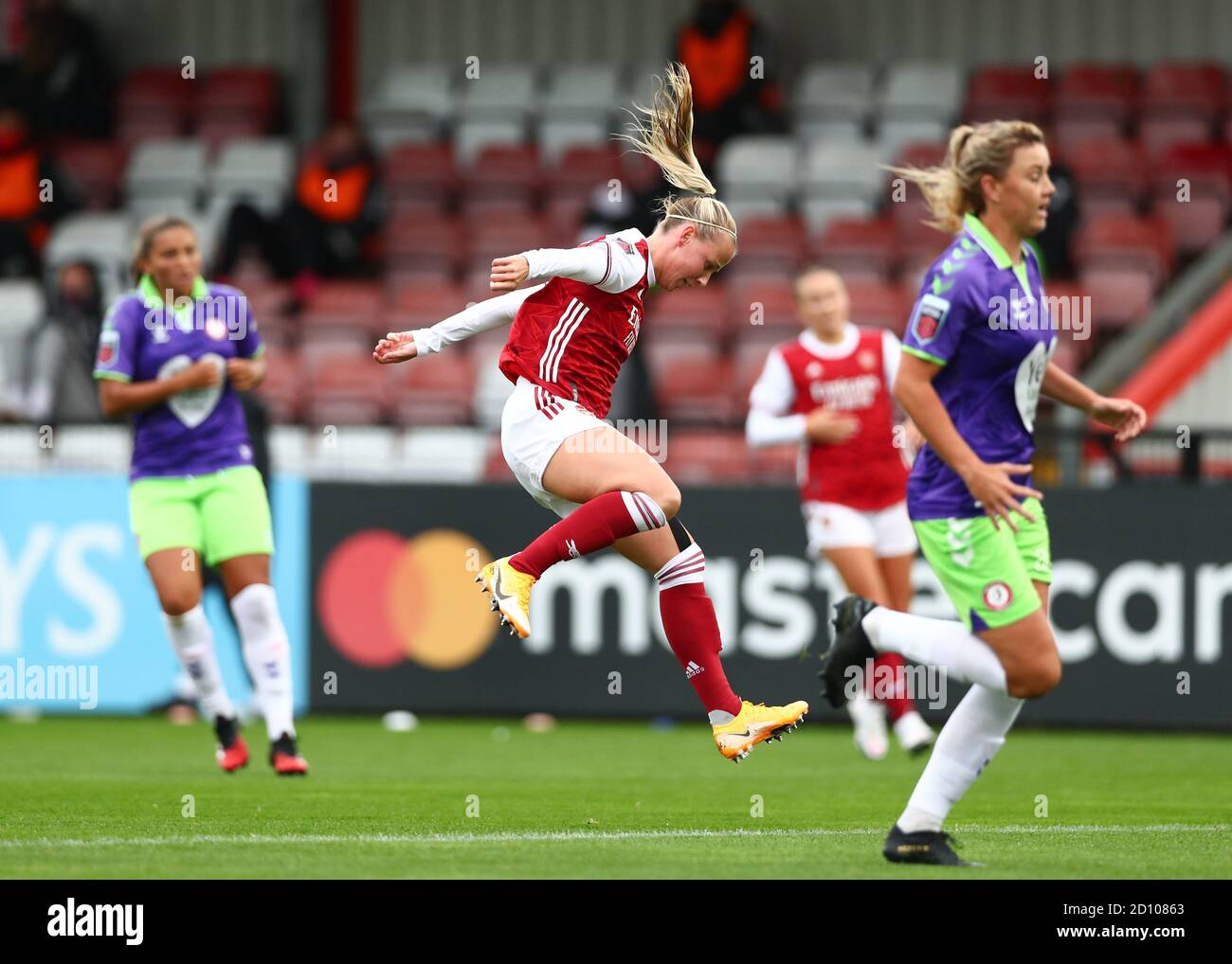 Borehamwood, UK. 04th Oct, 2020. Beth Mead of Arsenal Women jumping in ...