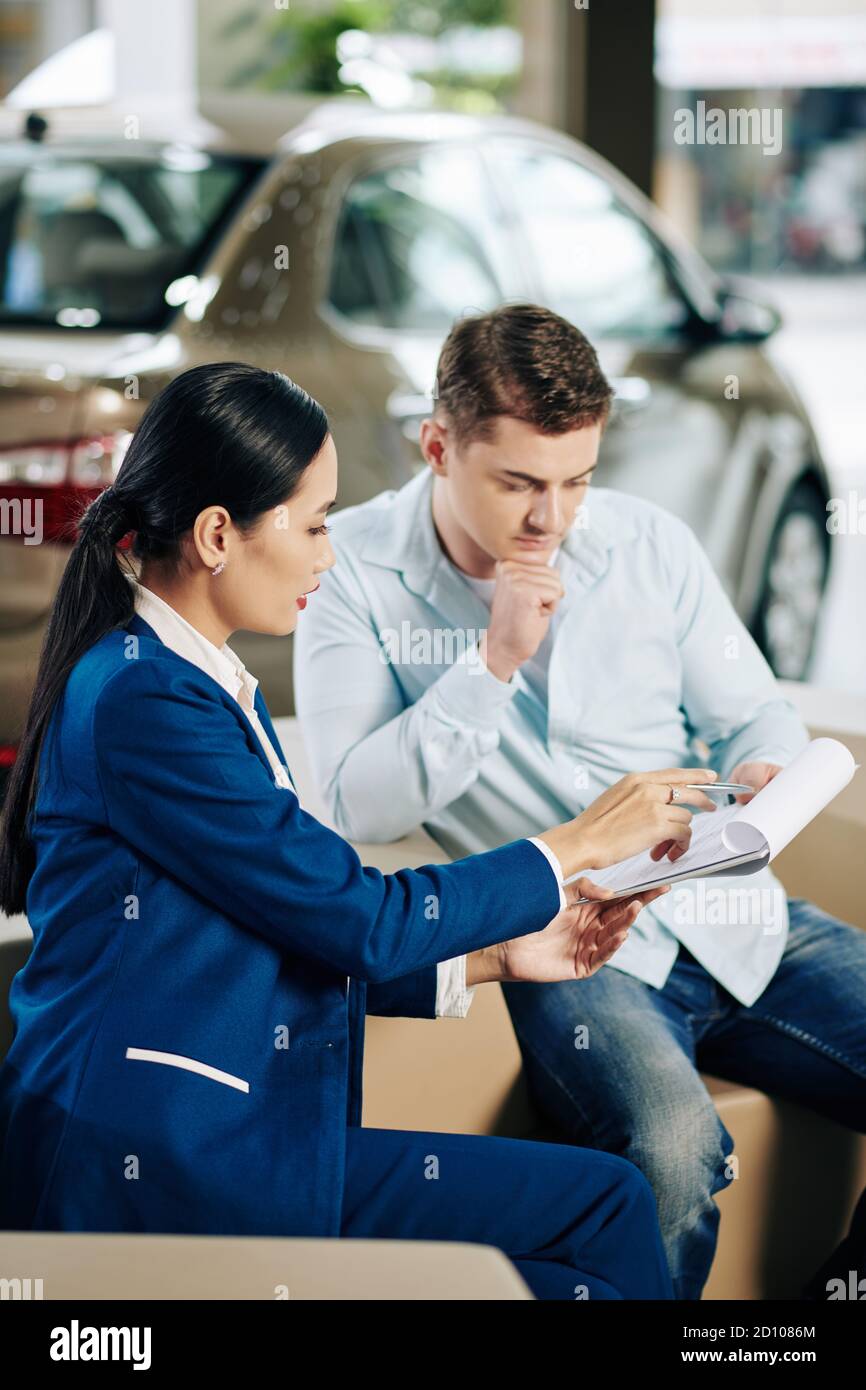 Signing vehicle purchase agreement Stock Photo - Alamy