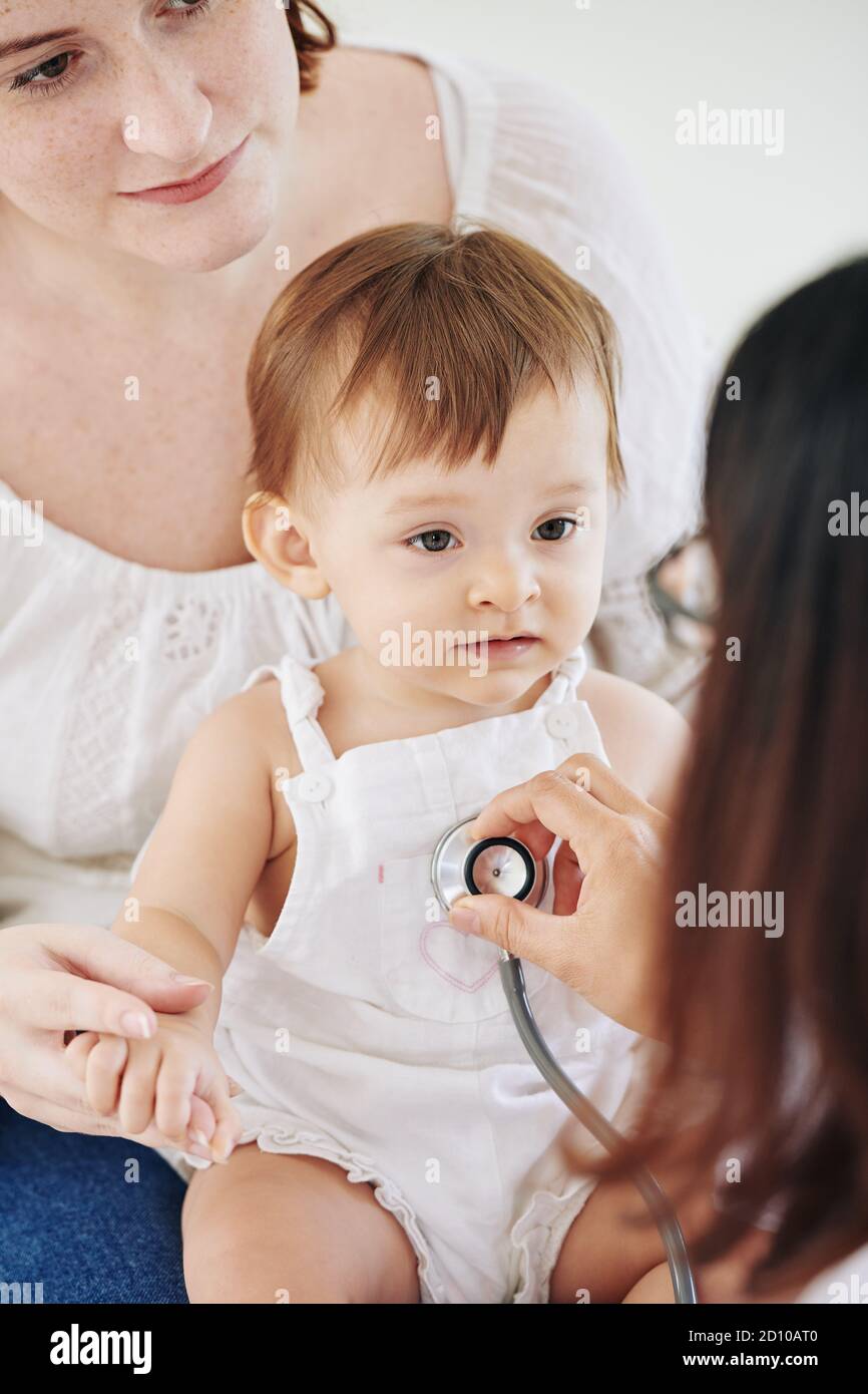 Pediatrician checking heartbeat Stock Photo - Alamy