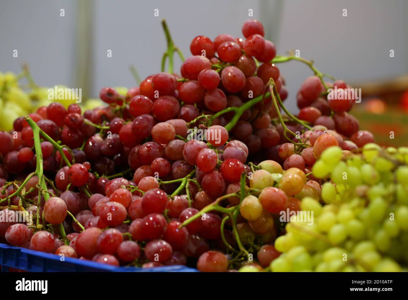 Grapes on the counter in the store. Farmers fair Stock Photo - Alamy