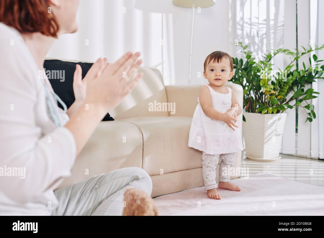 Applauding to dancing baby Stock Photo - Alamy