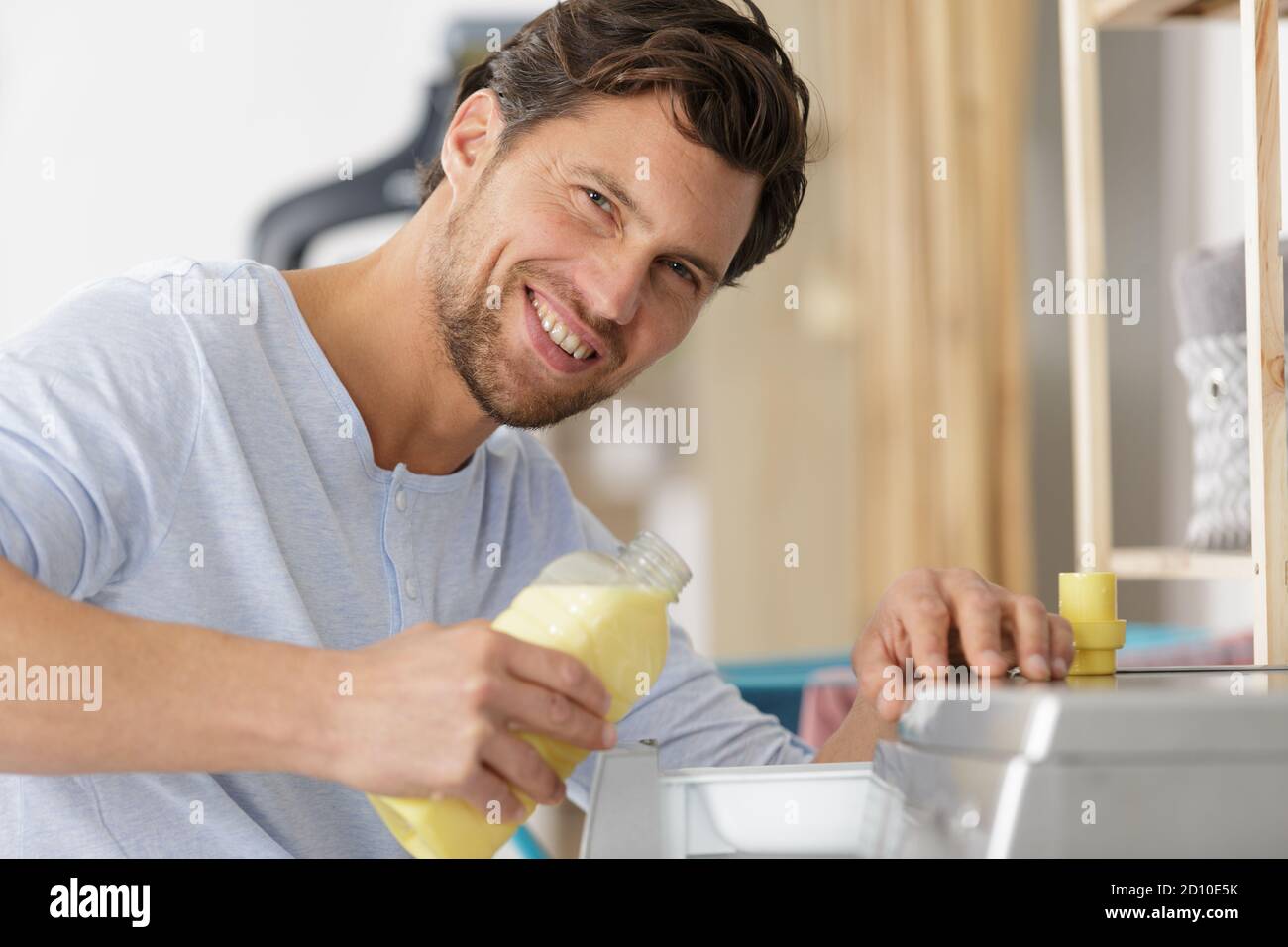 Washing powder pour hi-res stock photography and images - Alamy