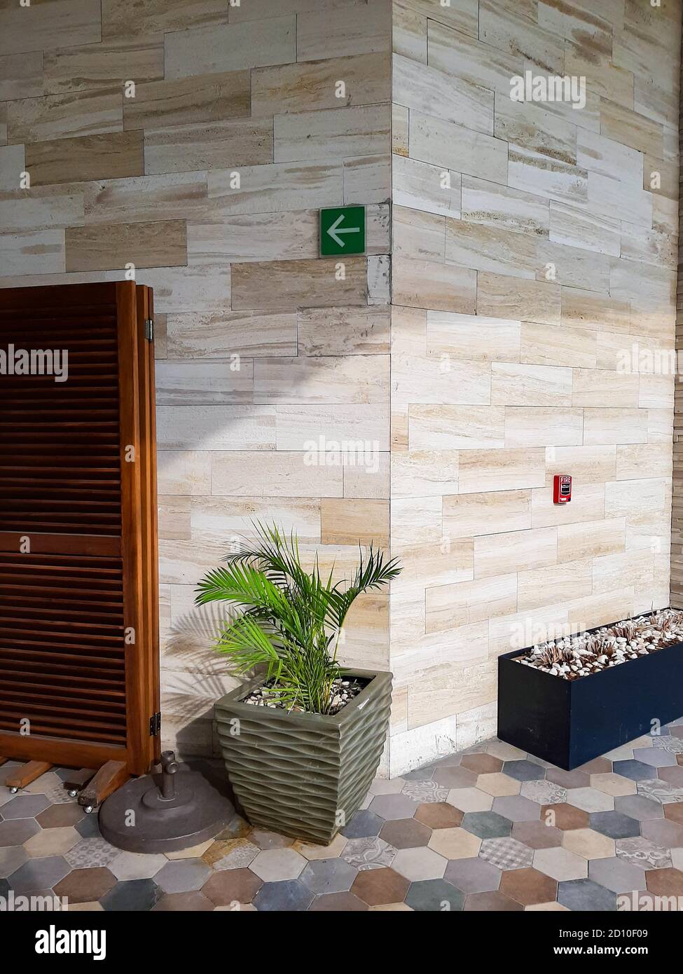 Sign on the wall inside the building, an arrow showing to the left ...