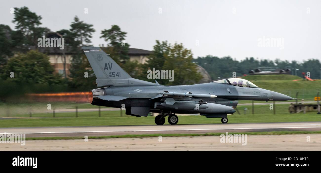 510 Fighter Squadron F-16 Fighting Falcons with full power after burner ...