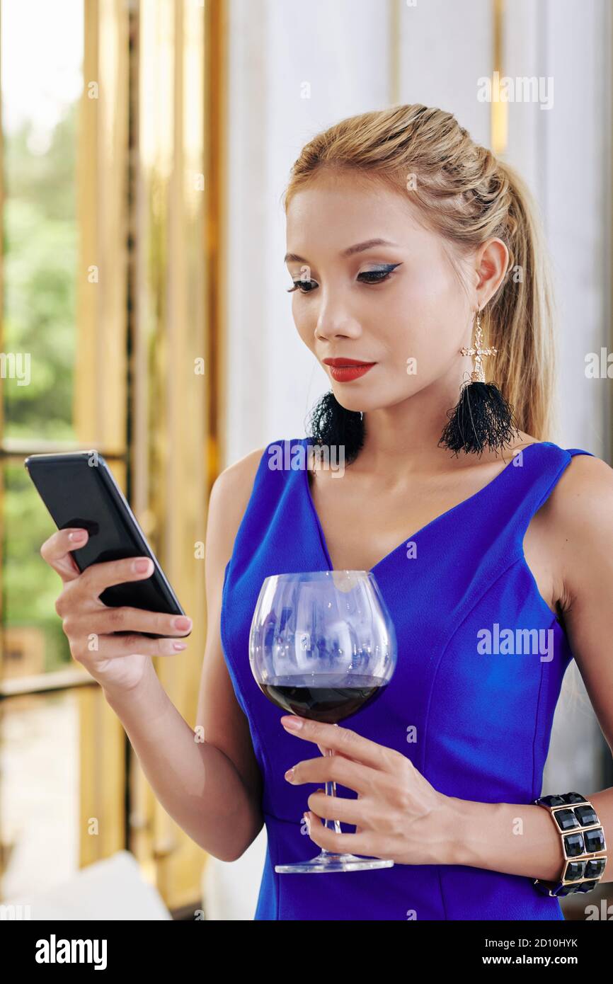 Attractive woman texting friends Stock Photo - Alamy