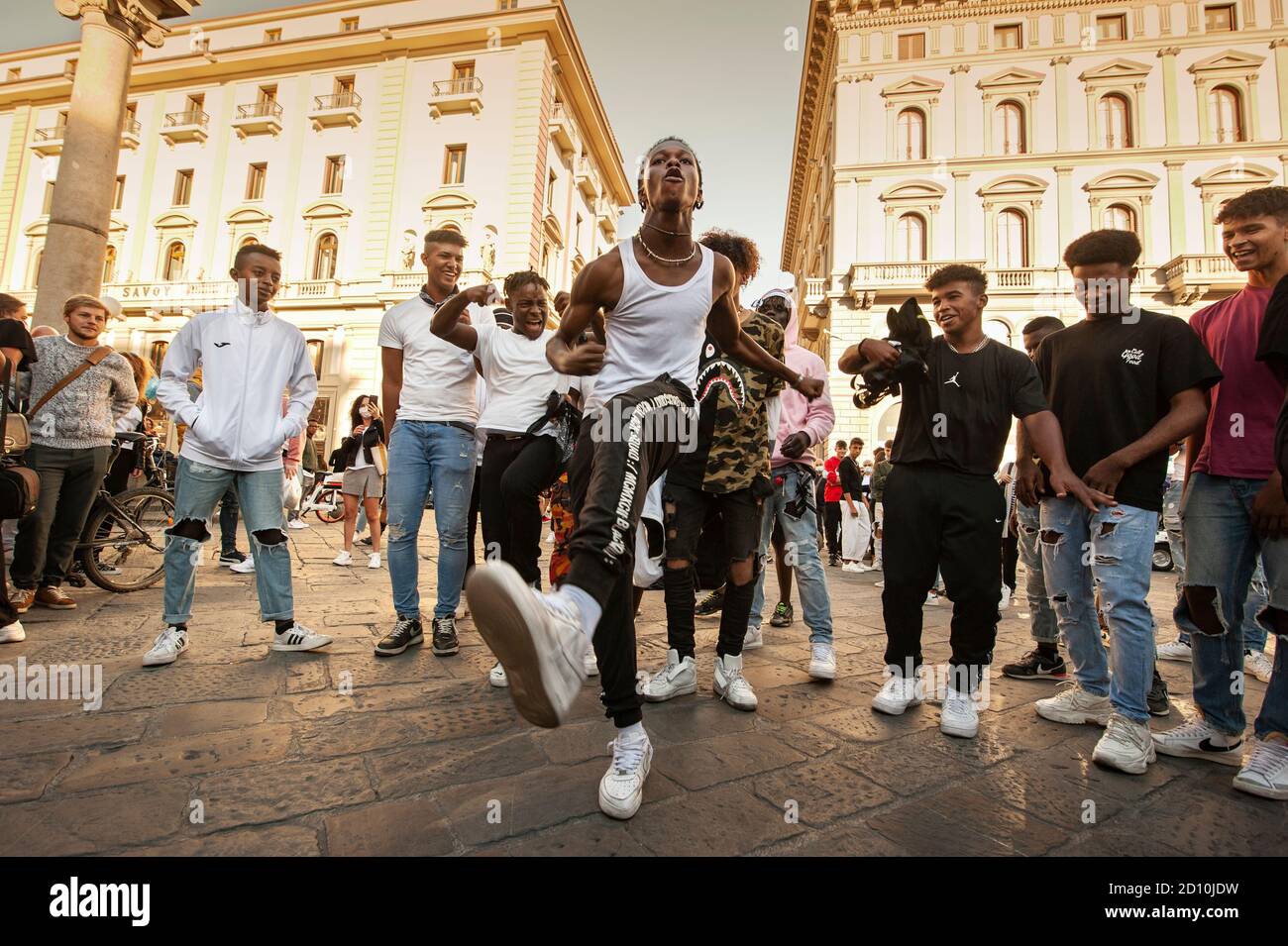 Dancing breakdance teenager hi-res stock photography and images - Alamy