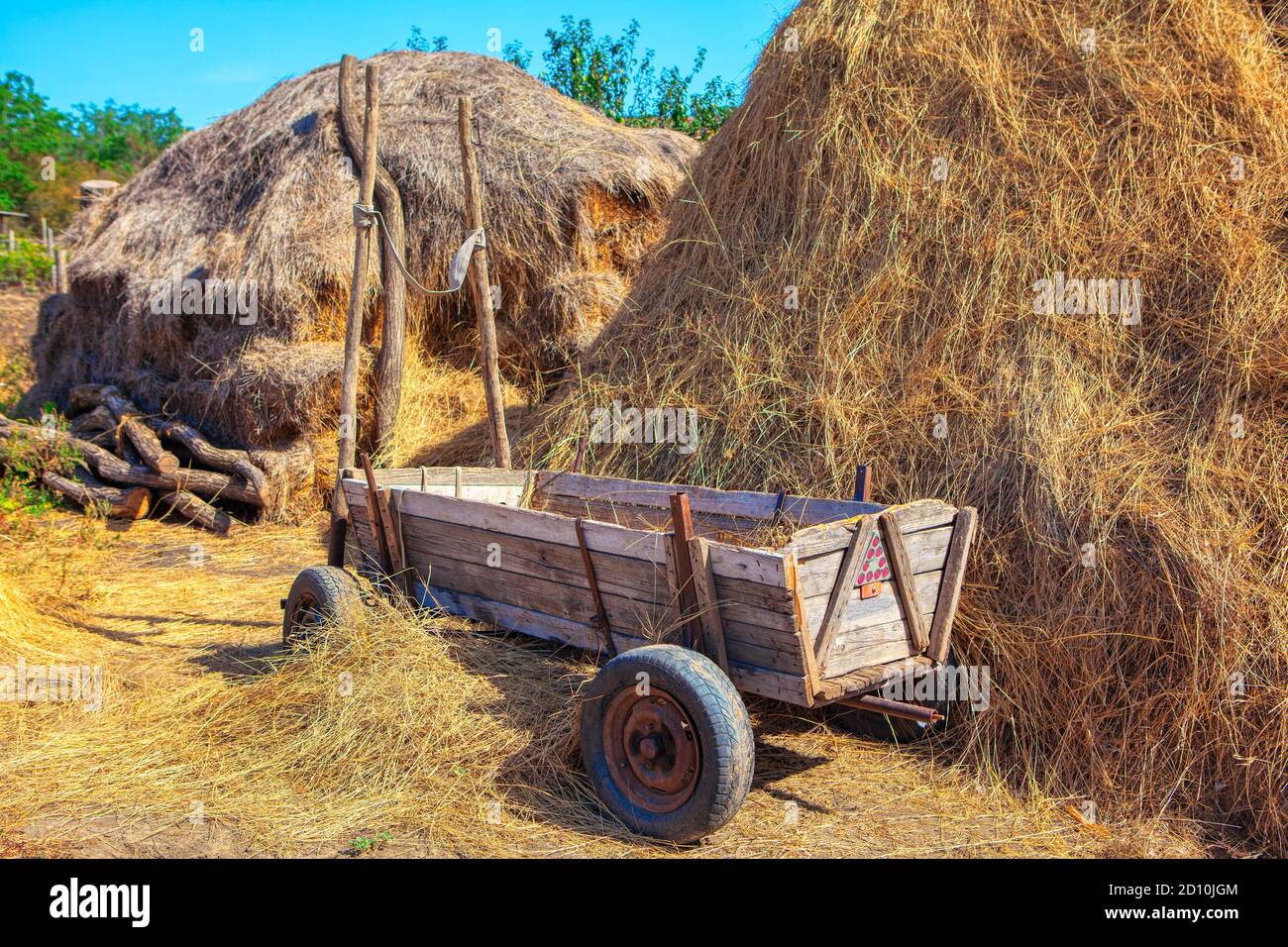 Hay bale carriage hi-res stock photography and images - Alamy