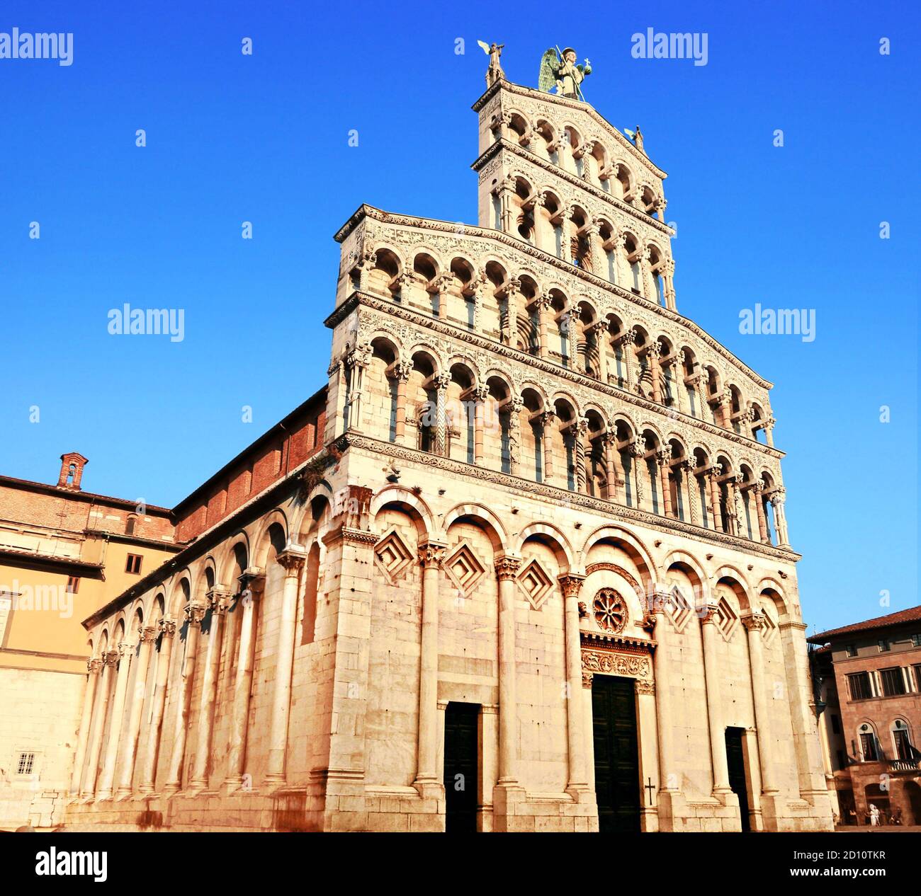 Roman square capitals hi-res stock photography and images - Alamy