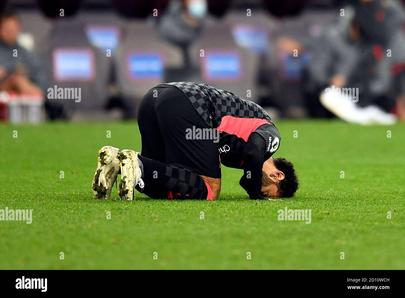 Liverpools mohamed salah celebrates scoring hi-res stock photography ...
