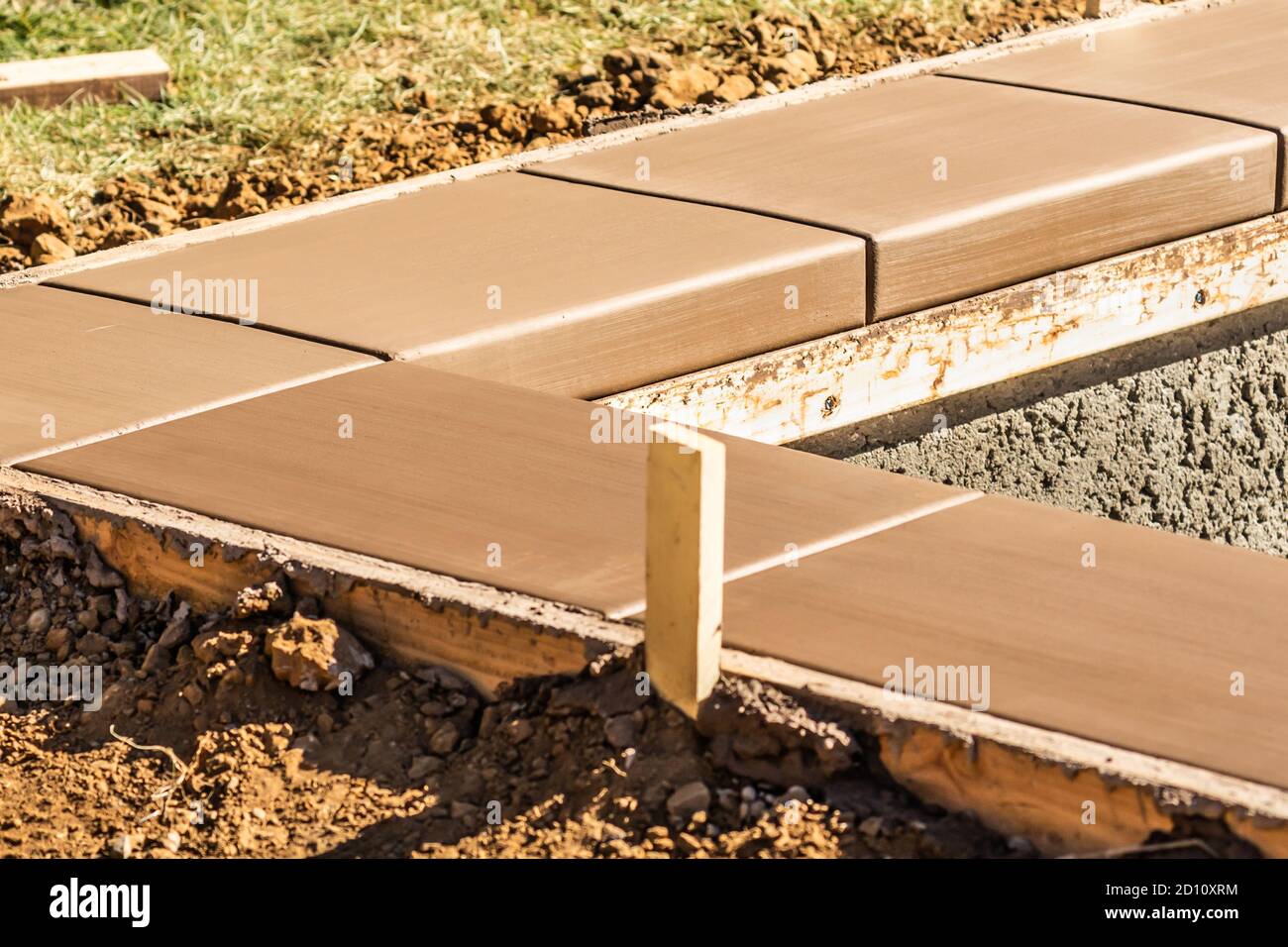 Fresh Pool Coping Cement Drying Within Wood Framing Stock Photo - Alamy