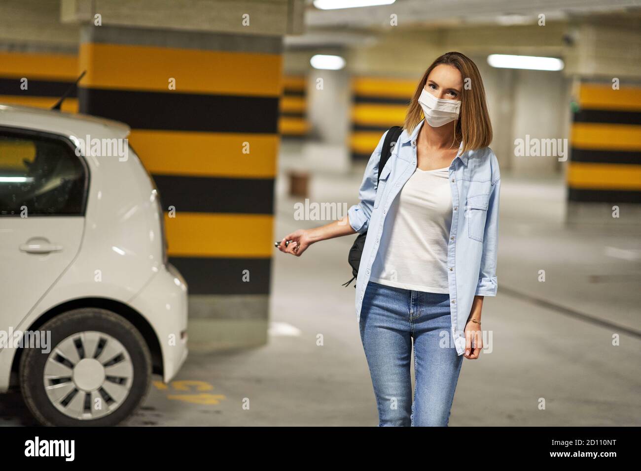 Car leaving parking lot hi-res stock photography and images - Alamy