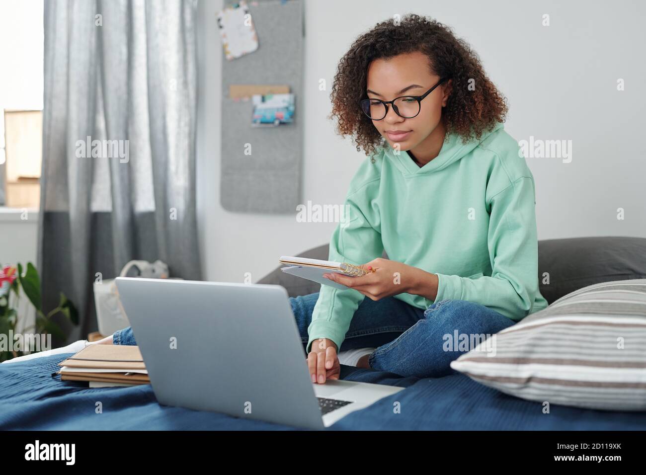 Student reading laptop tablet hi-res stock photography and images - Alamy