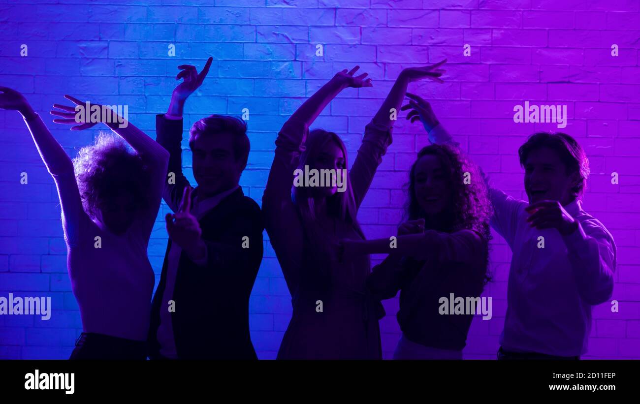 Night club people dancing hi-res stock photography and images - Alamy