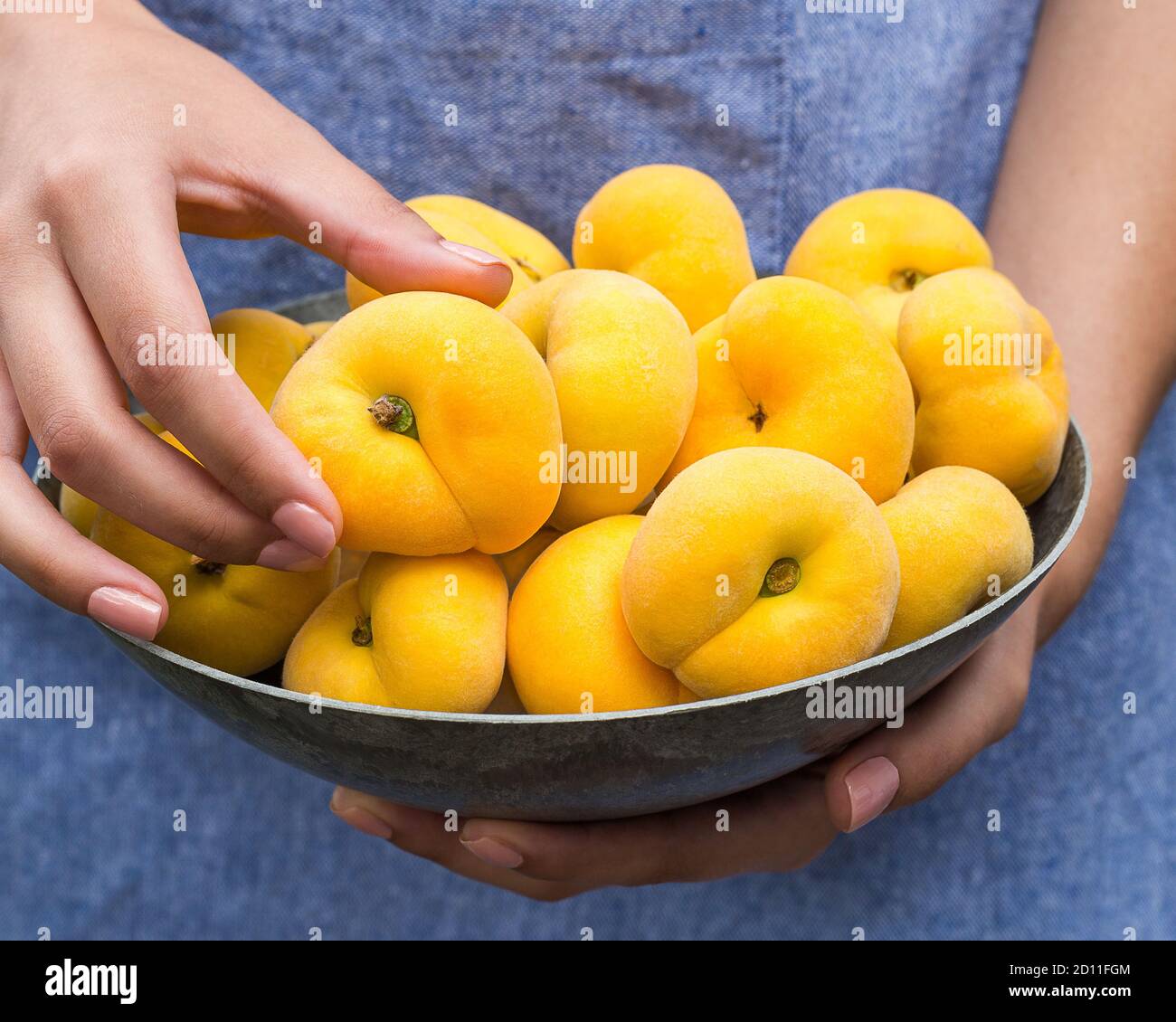 Hand holding peach hi-res stock photography and images - Alamy