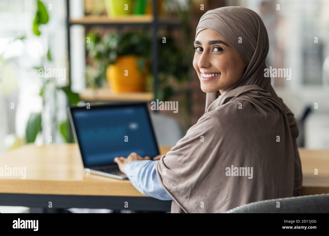 Smiling muslim lady hi-res stock photography and images - Alamy