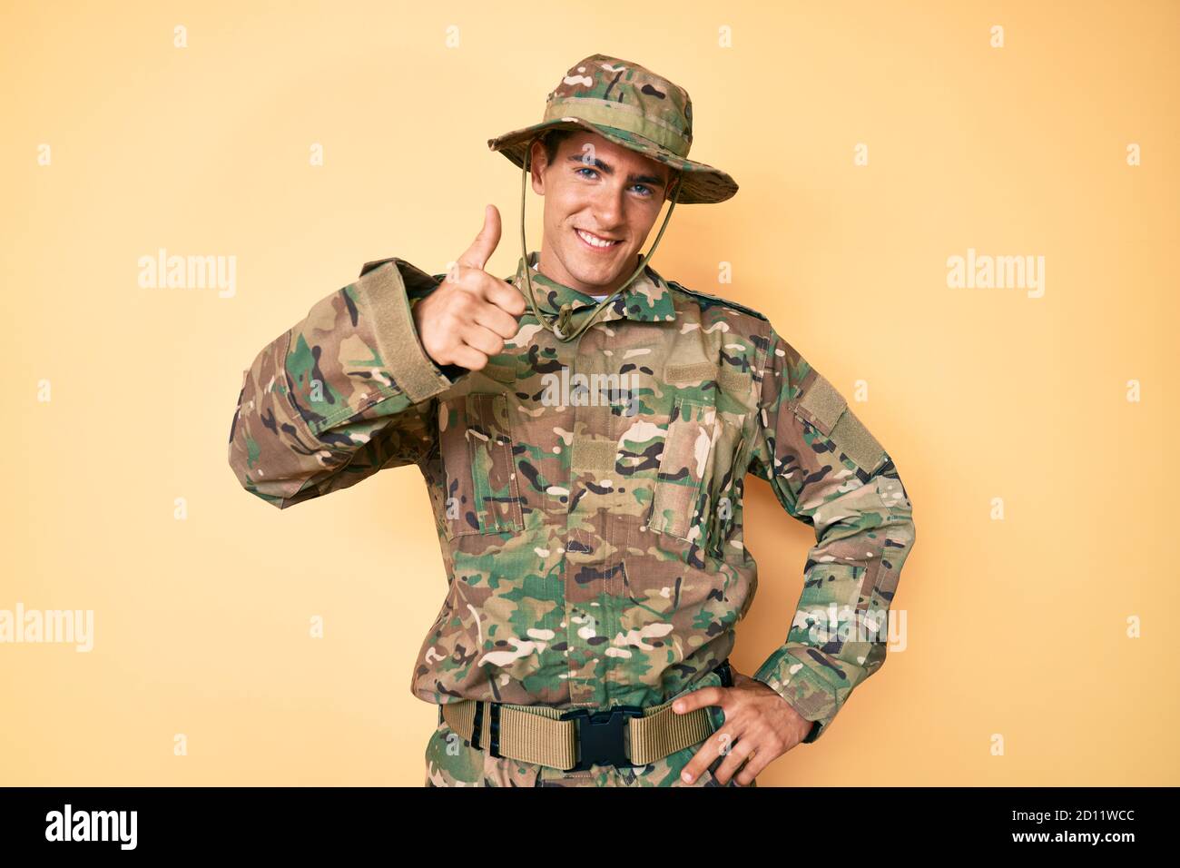 Soldier looking camera thumbs up hi-res stock photography and images ...