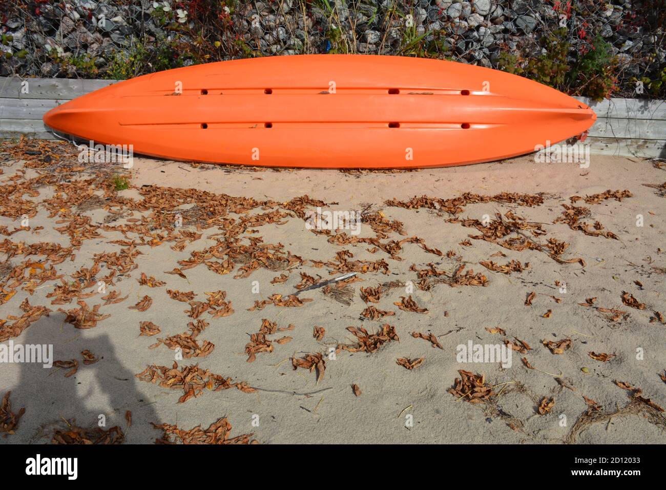 Oraange canoe hi-res stock photography and images - Alamy