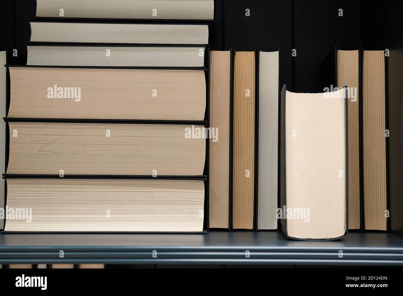 Row of books on shelf hi-res stock photography and images - Alamy