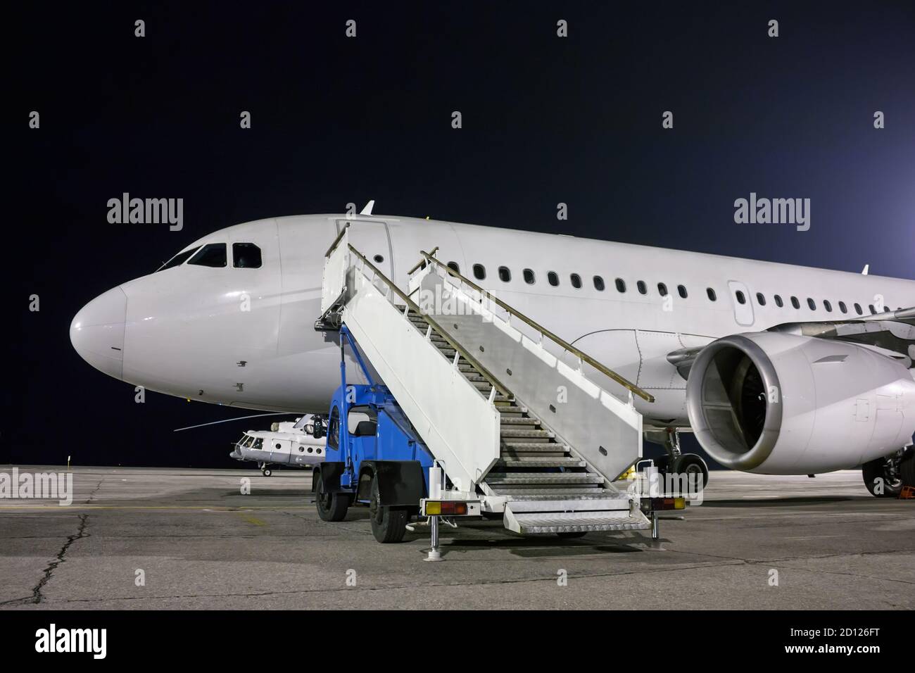 Airport steps vehicle hi-res stock photography and images - Alamy