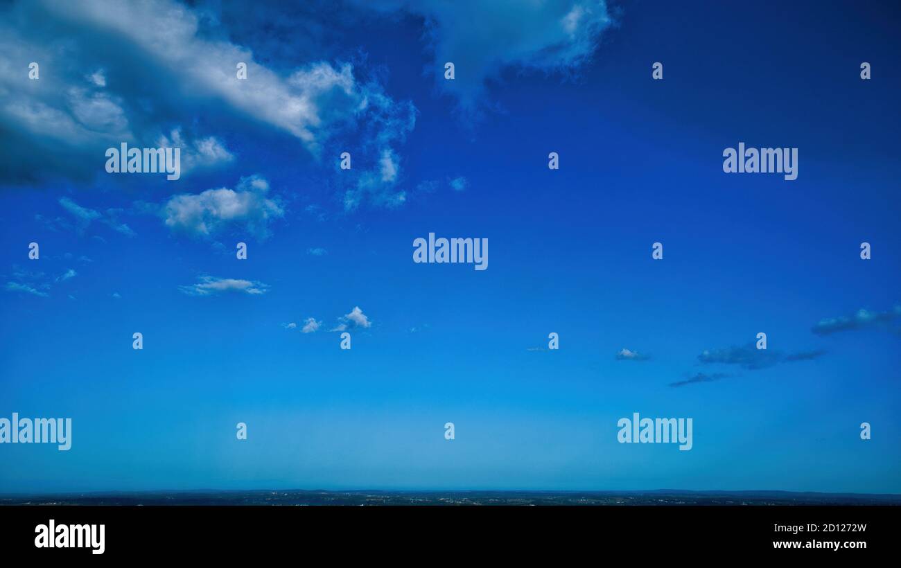 Blue sky and multiple clouds background showing a horizon Stock Photo ...