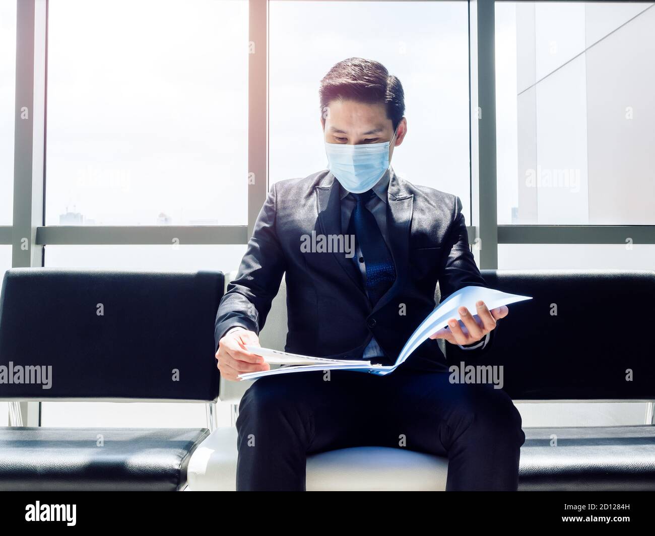 Waiting for bu hi-res stock photography and images - Alamy