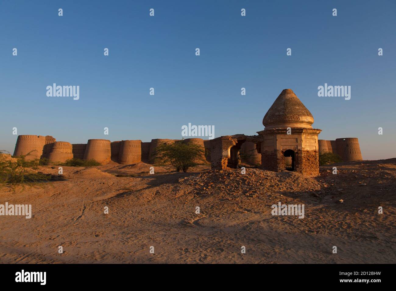derawar fort in rohi desert cholistan , Bahawalpur Punjab , Pakistan ...