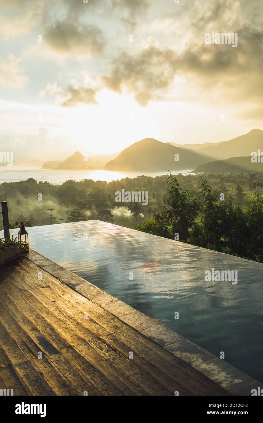 Empty infinity swimming pool hi-res stock photography and images - Alamy