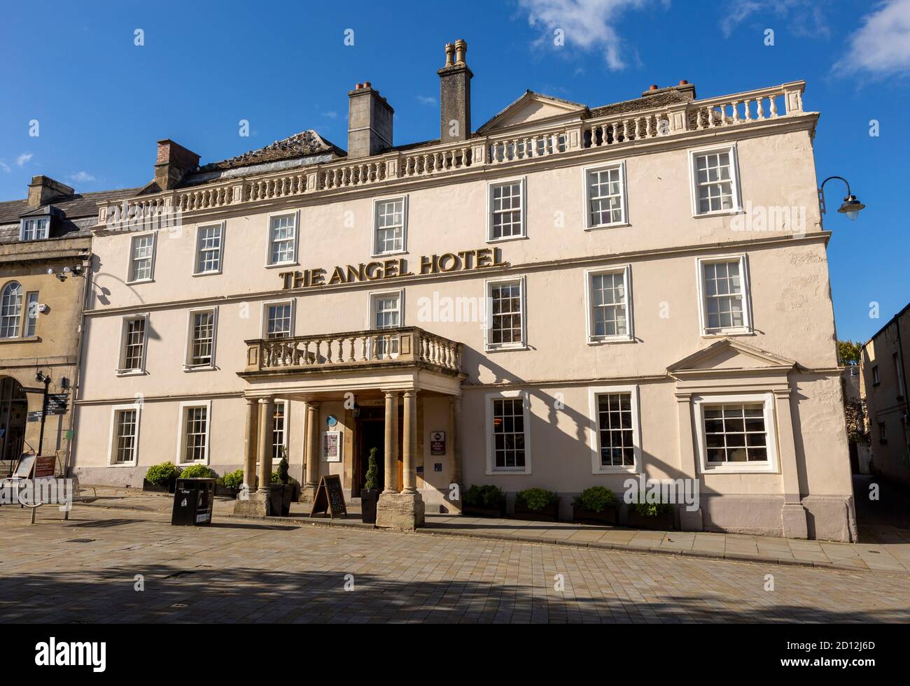 Facade of historic Georgian building the Angel Hotel, Chippenham ...