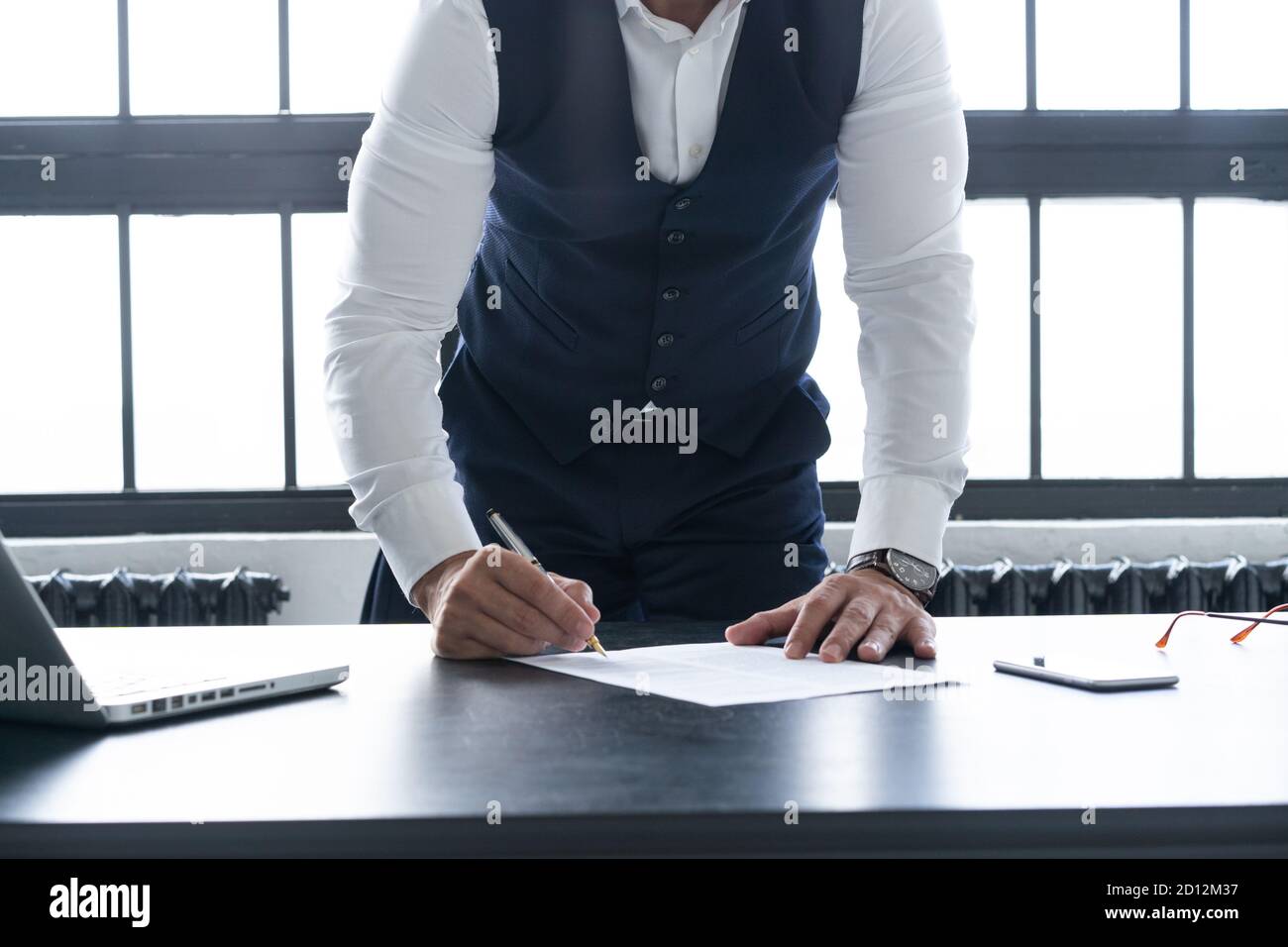 Business man signing contract making a deal, classic business Stock ...