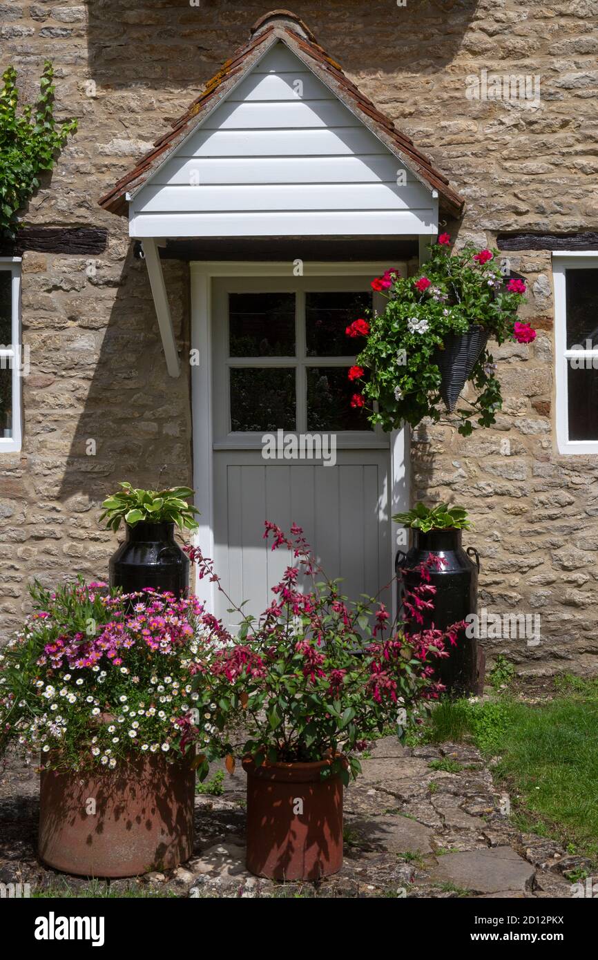 Cottage entrance hi-res stock photography and images - Alamy