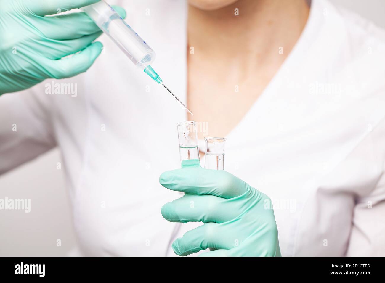 Hands of the doctors filling a syringe Stock Photo - Alamy