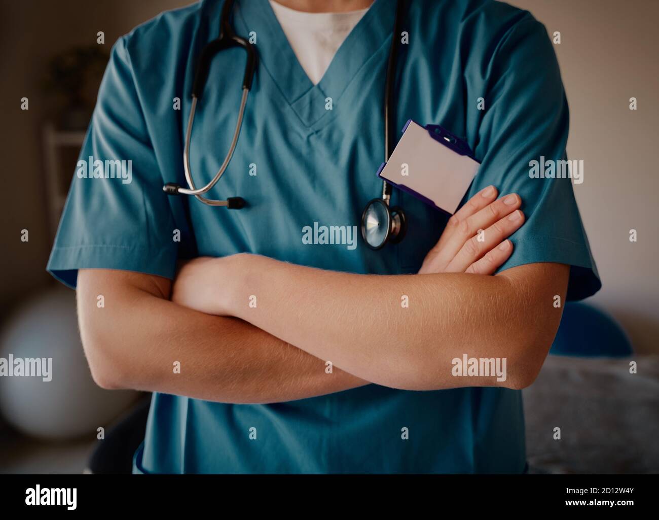 Doctor standing hospital arms crossed hi-res stock photography and ...