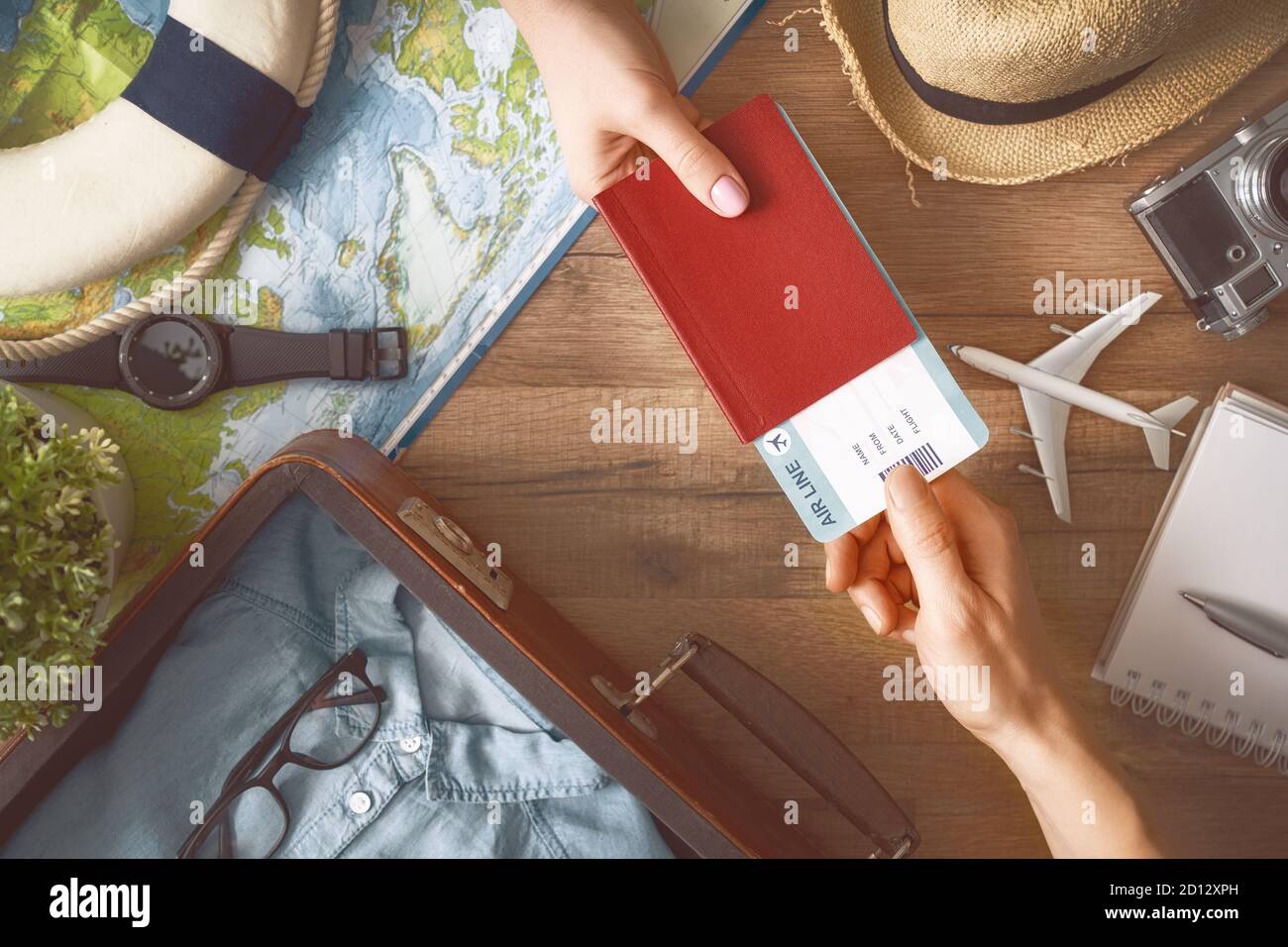 Couple plane retro hi-res stock photography and images - Alamy