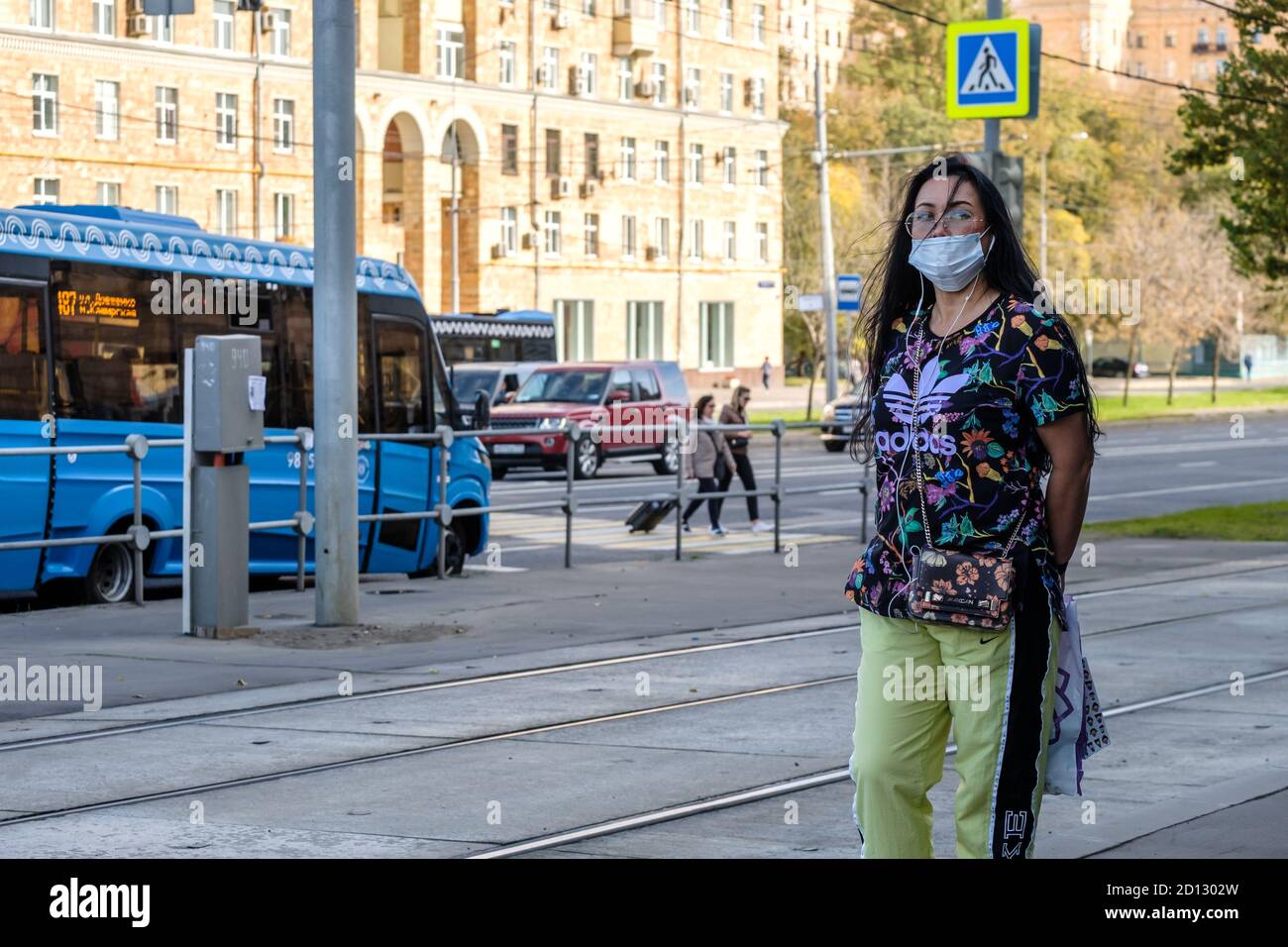 Sunny day people stand bus hi-res stock photography and images - Alamy