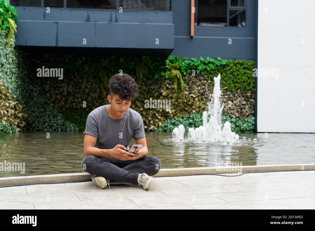 Using phone outside hi-res stock photography and images - Alamy