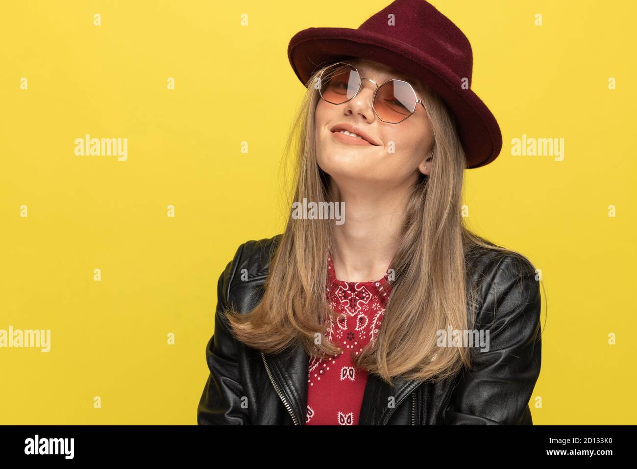 Closeup of happy fashion model smiling, wearing hat and sunglasses ...
