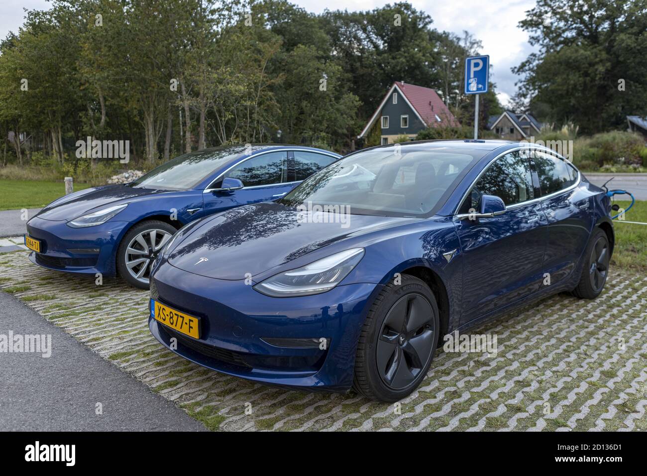 Two identical cars hi-res stock photography and images - Alamy