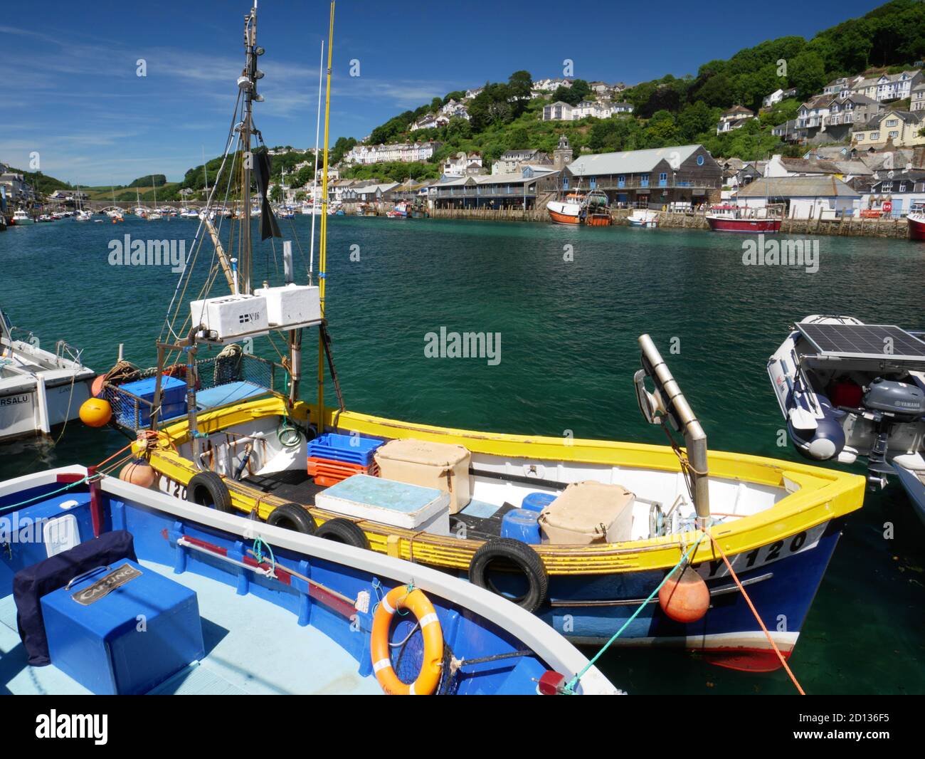 Fishing boats looe harbour cornwall hi-res stock photography and images ...